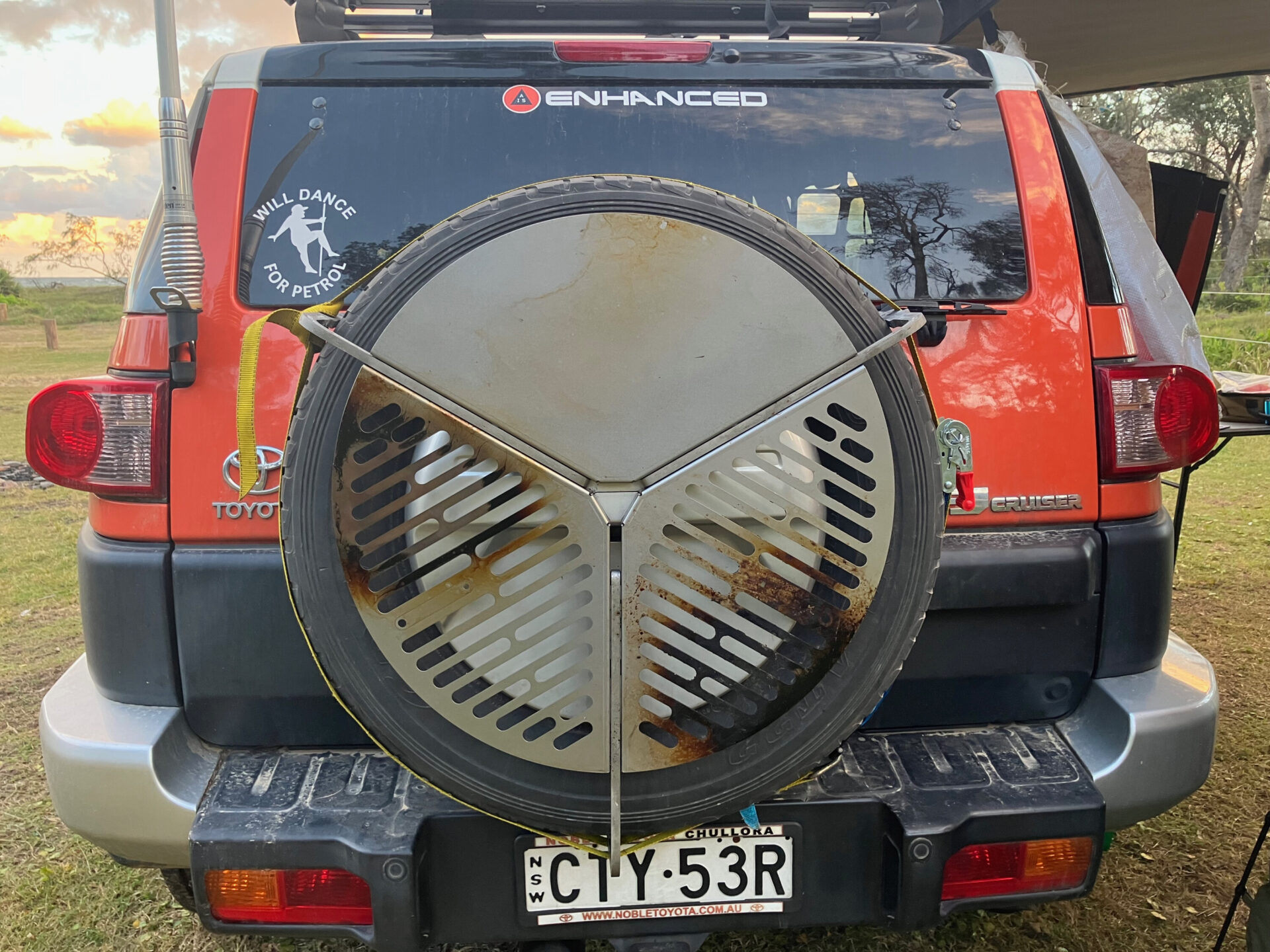 FJ Cruiser fitted with Front Runner accessories