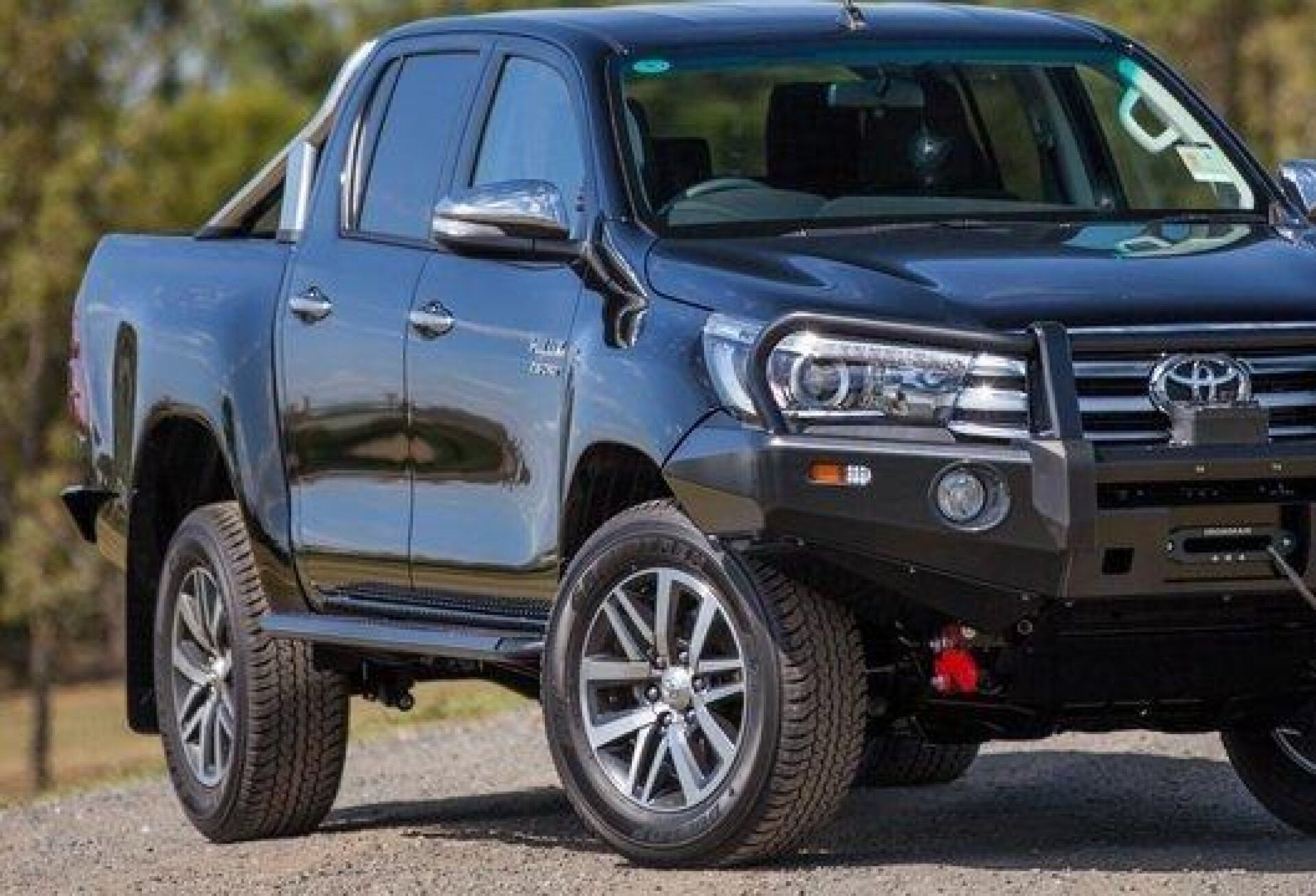 Toyota HiLux rock sliders and side steps guide