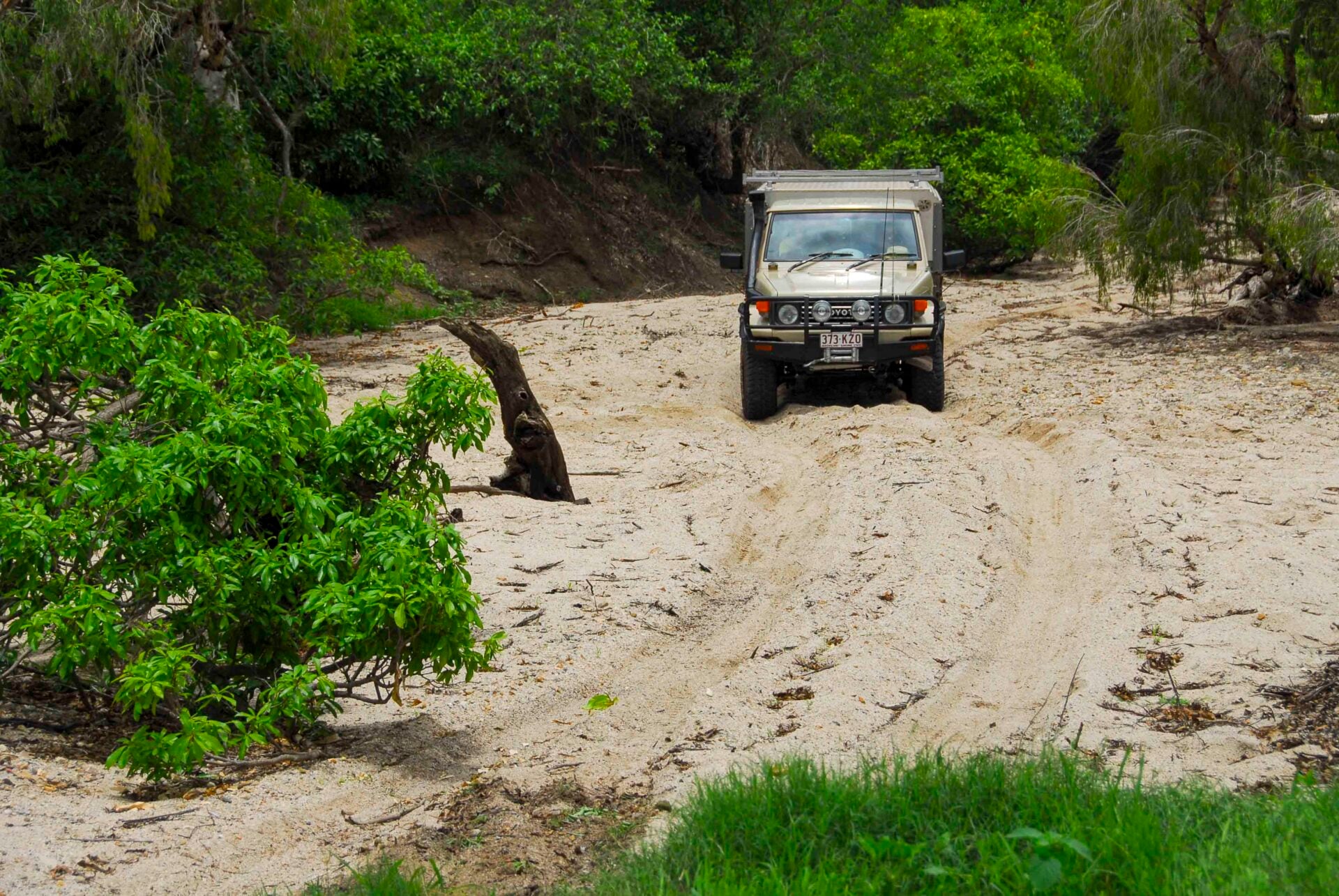 How to drive a 4×4 on sand: Techniques, gear and mistakes to avoid